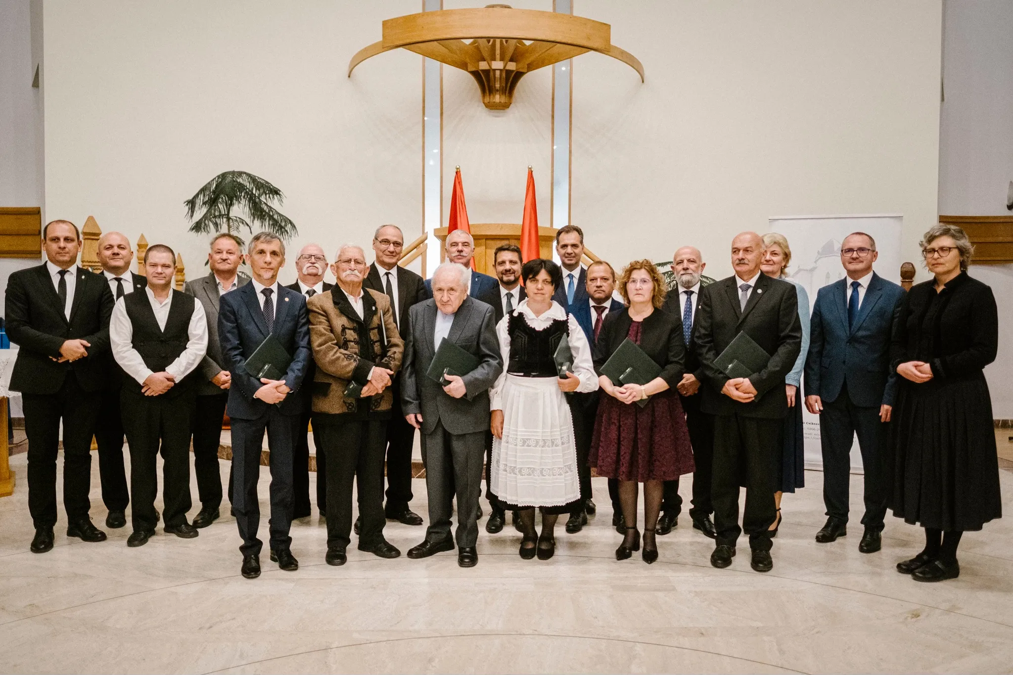 Balázs Antal fafaragó Magyar Arany Érdemkereszt kitüntetésben részesült ...